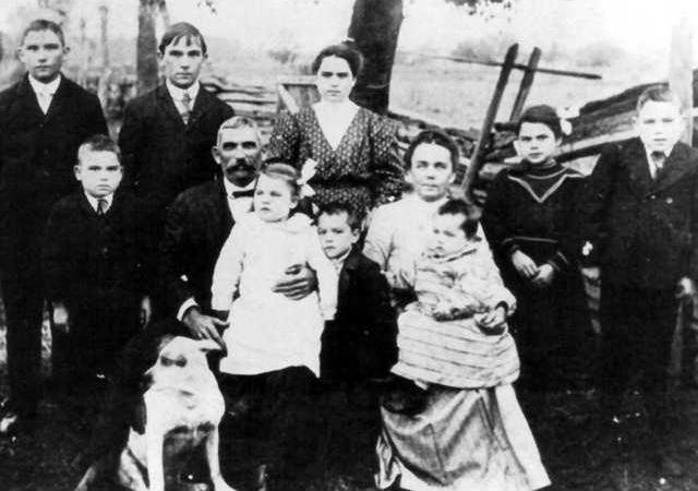 Perusing old Family Albums - Effingham Herald