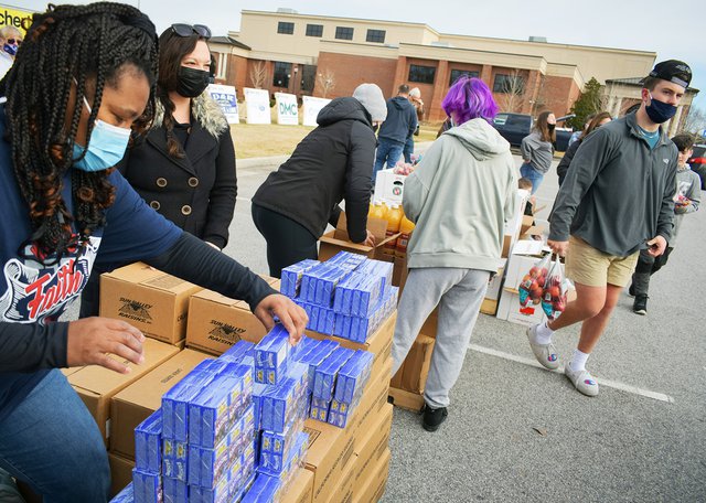 First city-funded free food distribution drew 836 cars - Statesboro Herald