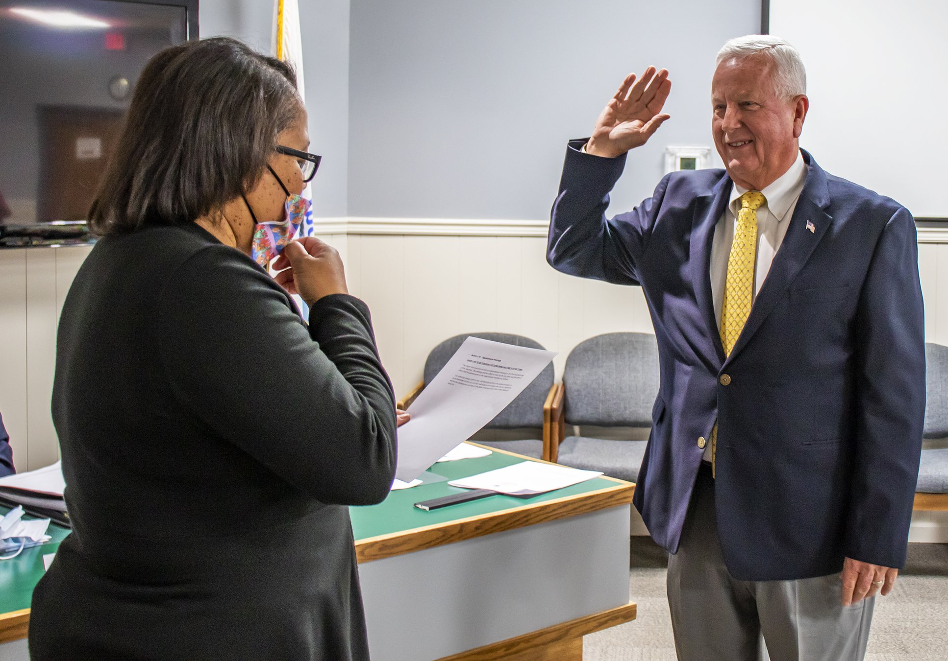 Mayor, council members take oath of office - Effingham Herald