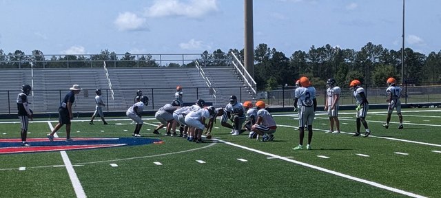 ECHS football gets dress rehearsal against Wayne Co. - Effingham Herald