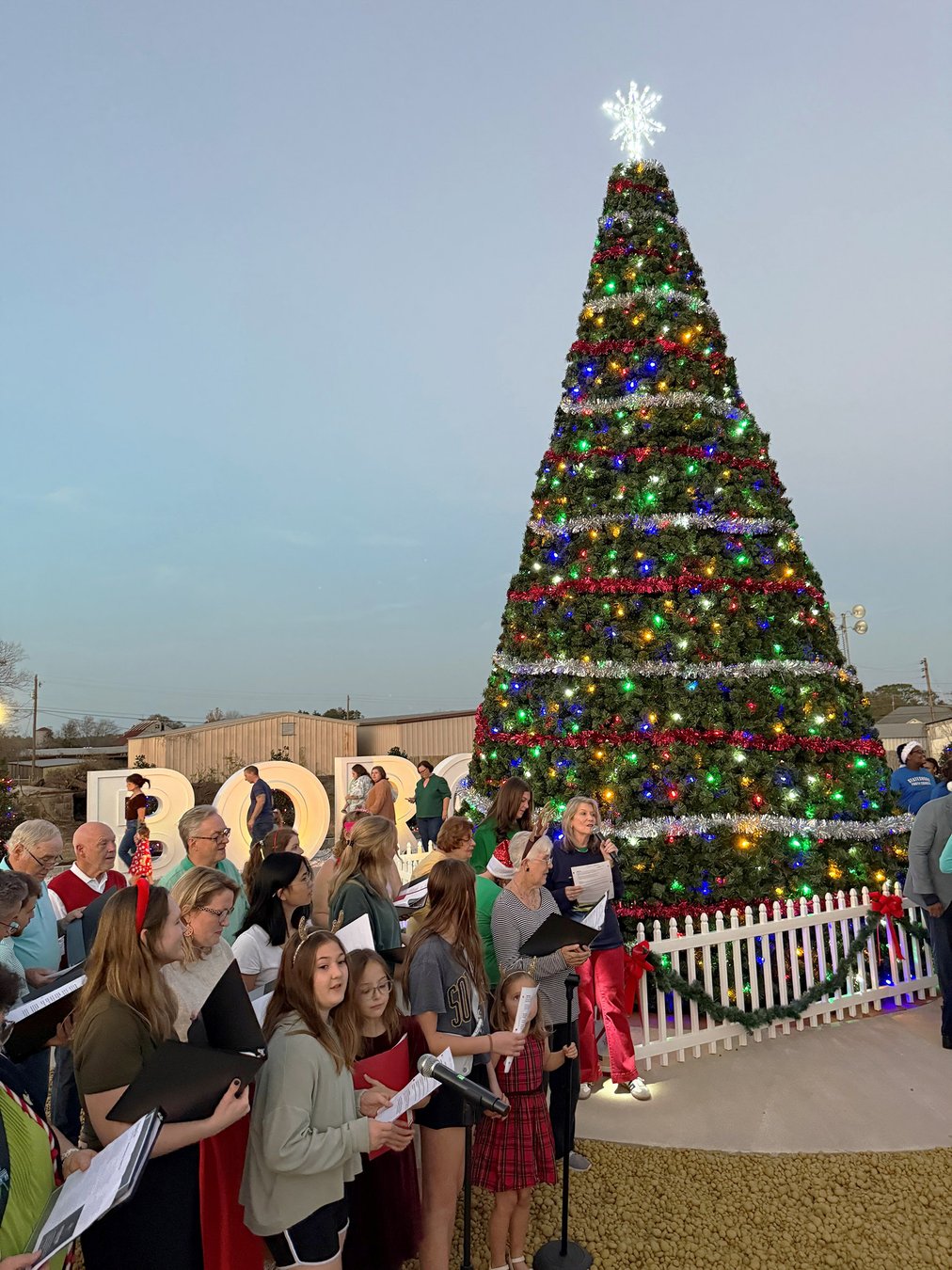 Christmas tree lighting draws hundreds to Downtown Statesboro Art Park ...